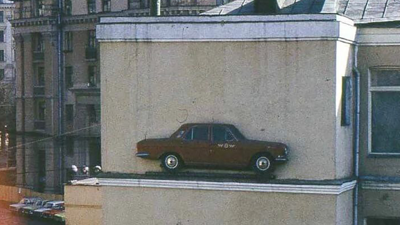 Москвичам объяснили смысл «замуровывания» автомобилей в фасады домов ...